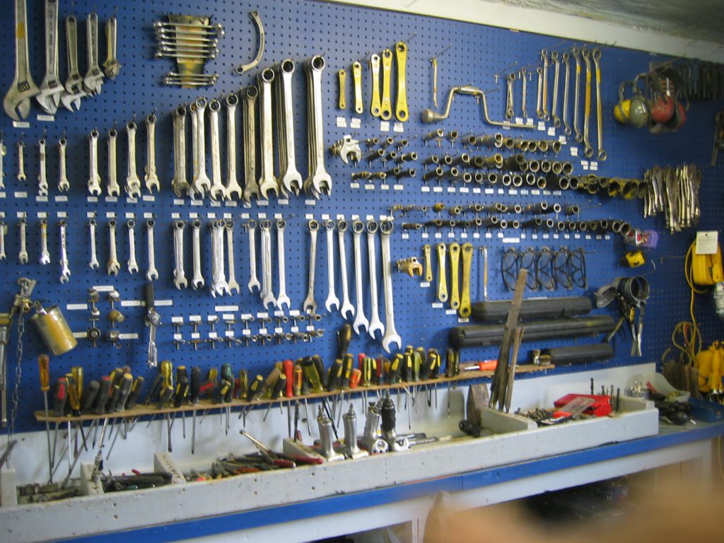 GARAGE WORKBAYS & HOISTS - U-Wrench.ca